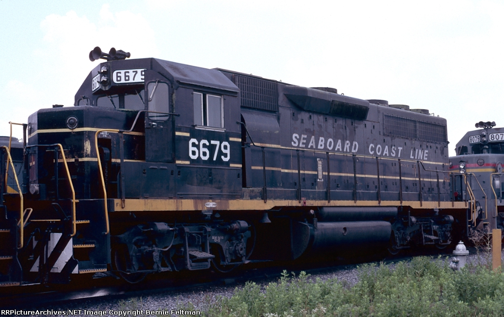 Seaboard System GP40 #6679, out of the group of 51 former Seaboard Air Line GP40's built in 1966 ...